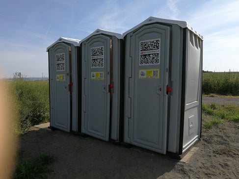 Mobile Toiletten mieten für komfortable Sanitäranlagen | Erento.com