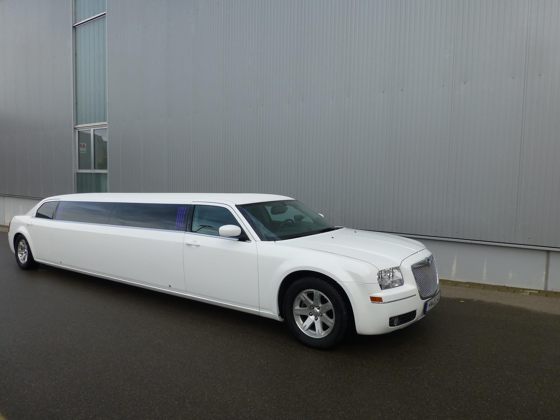 Stretchlimousine Chrysler 300C weiss mit Chauffeur+TOP Ausstattung ...