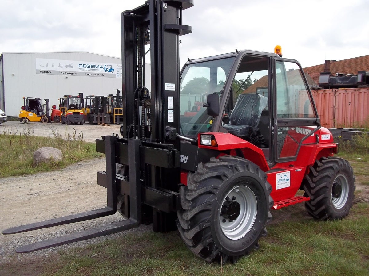 4x4 Geländestapler mit bis zu 5 Tonnen Tragkraft und 5,5m Hubhöhe ...