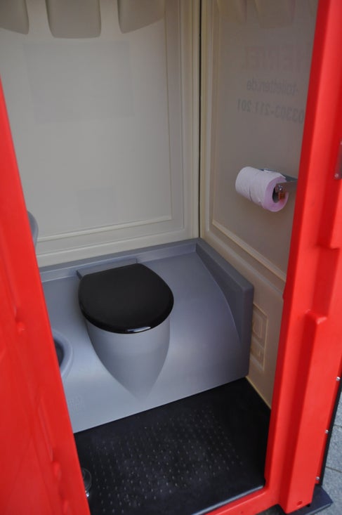 Mobile Toiletten mieten für komfortable Sanitäranlagen | Erento.com