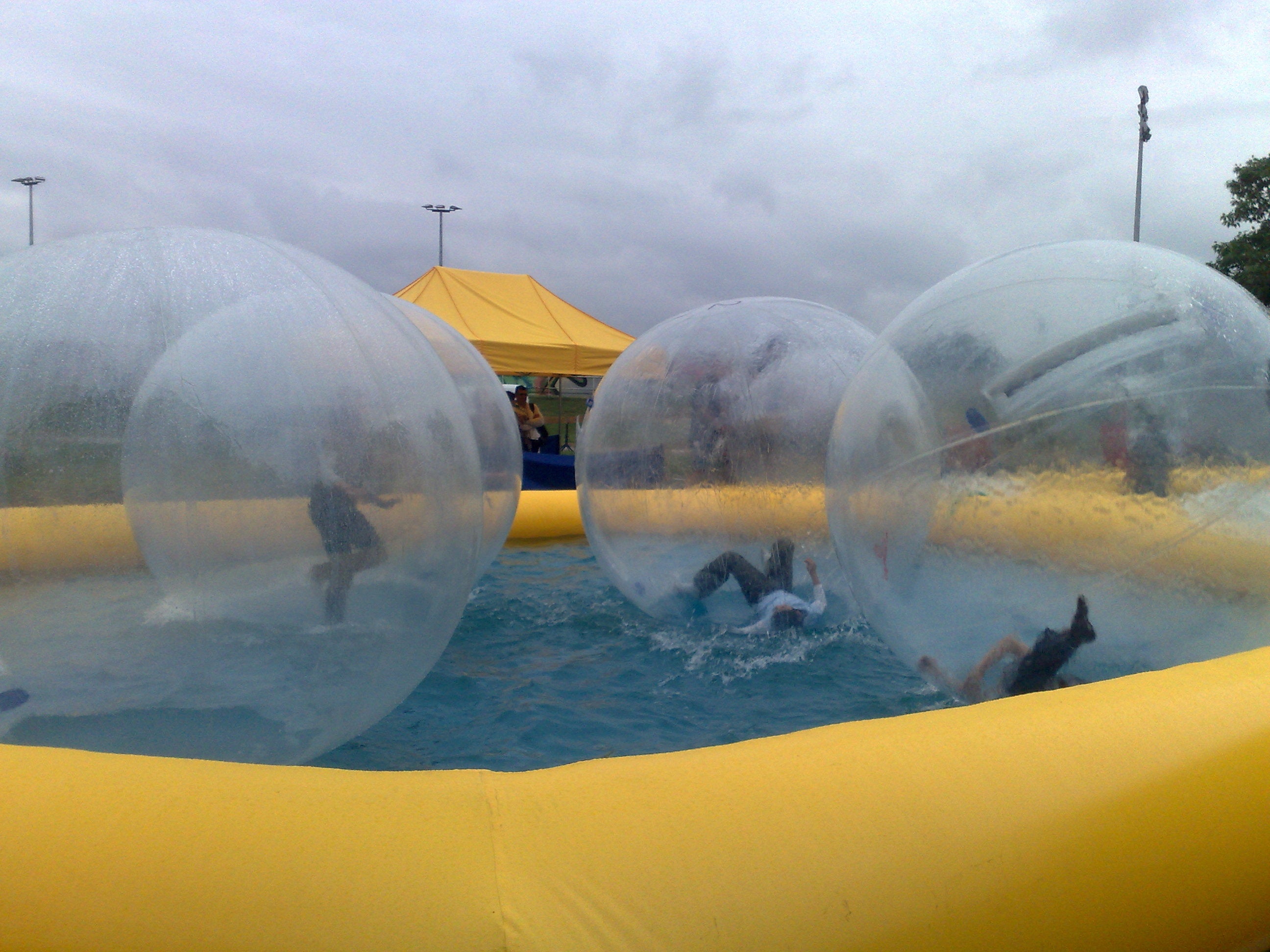 Wasserlaufbälle inkl. Pool mieten, Wasserspiele - 7577303692 mieten ...